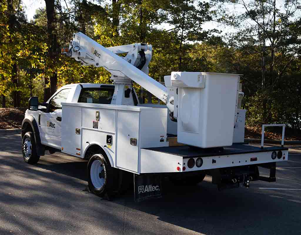 Altec AT335 Fiches T. (2023 - 2025) | Nacelles à bras articulés montées sur remorque | LECTURA Specs